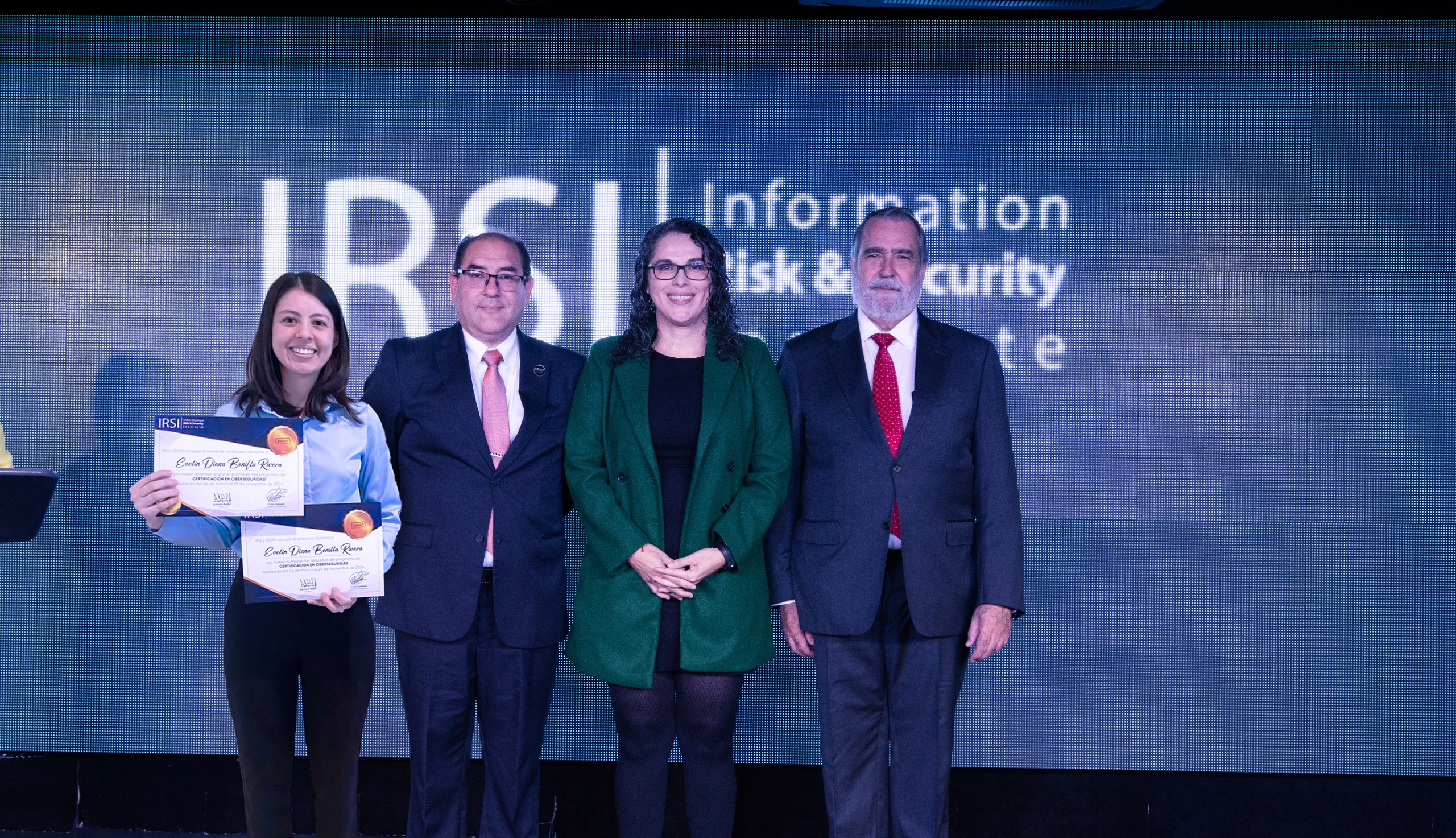 Salvadoreña destaca entre 97 graduados de Ciberseguridad del programa IRSI de SISAP - te-hangarau